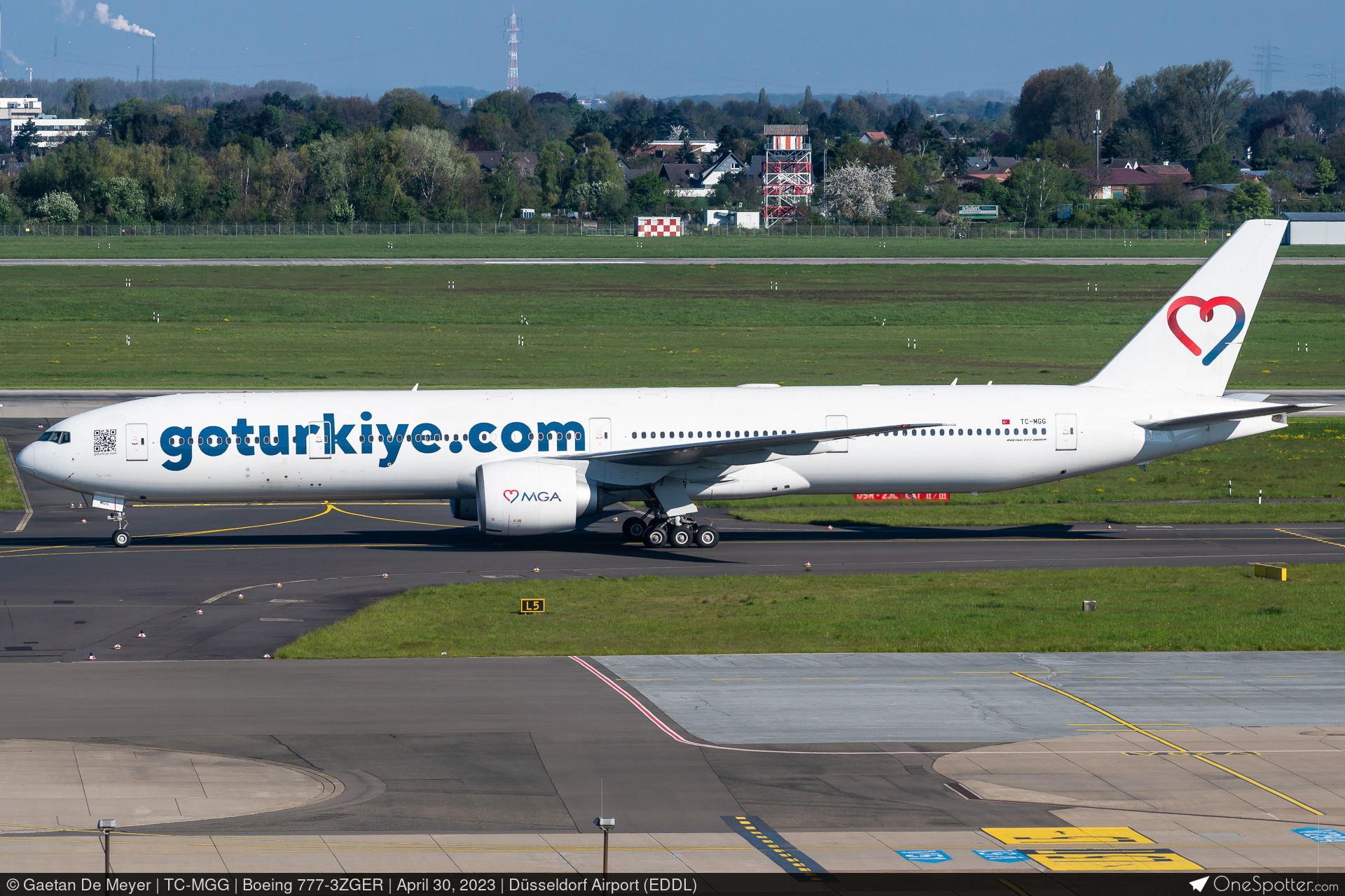 TC-MGG Mavi Gök Airlines (MGA) Boeing 777-3ZGER, MSN 35302 | OneSpotter.com