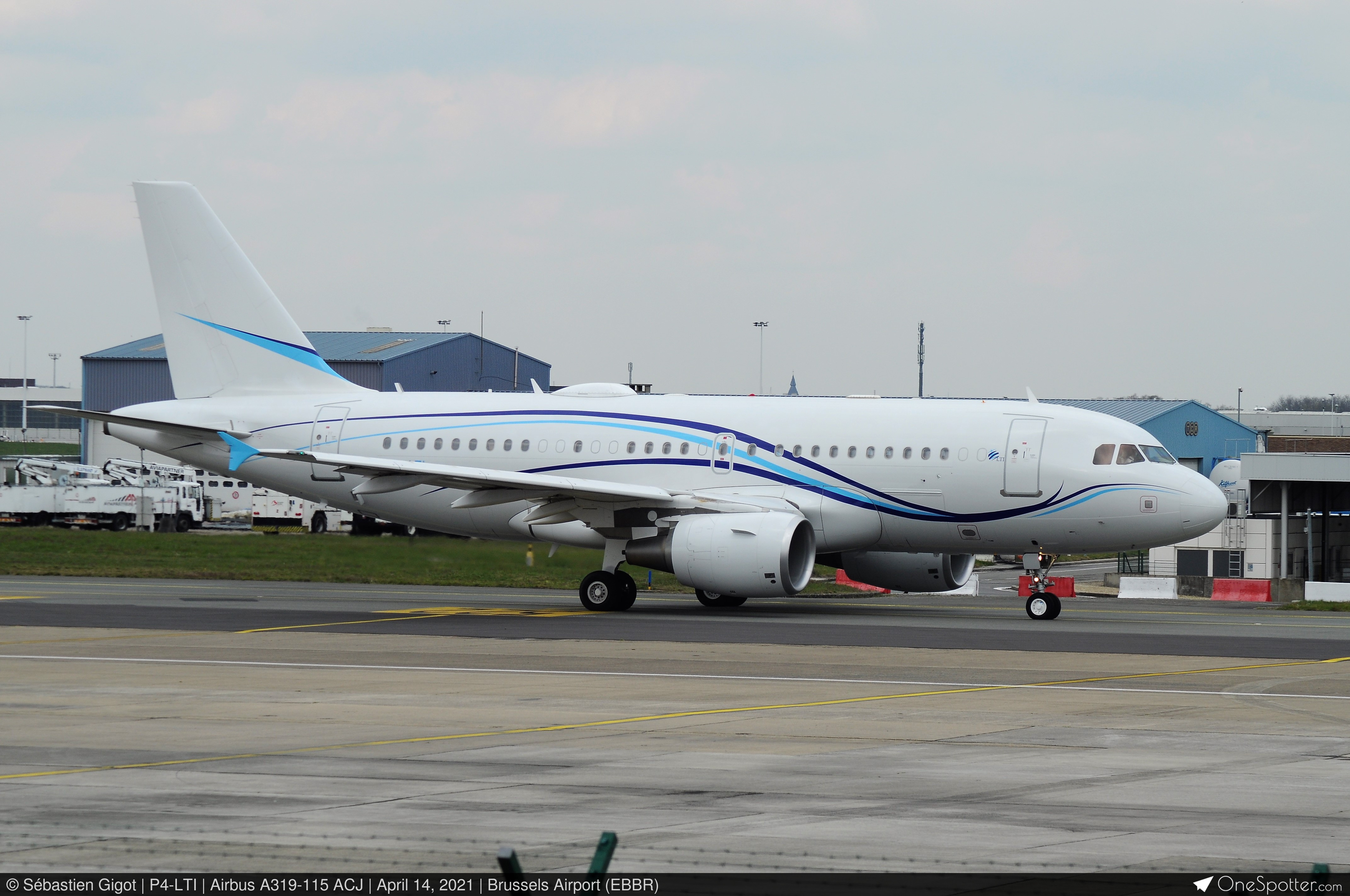 P4-LTI - Airbus A319-115 ACJ, Liza Transport International | OneSpotter.com