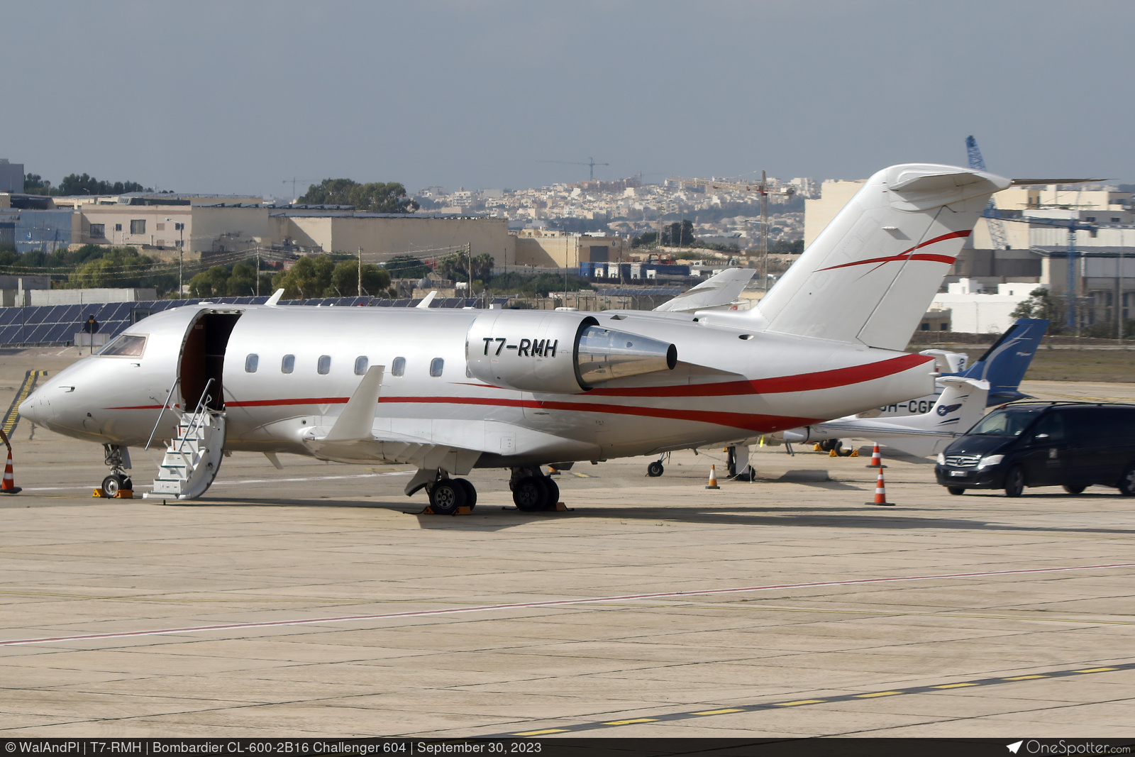 T7-RMH Black Eagle Aviation Bombardier CL-600-2B16 Challenger 604, MSN ...