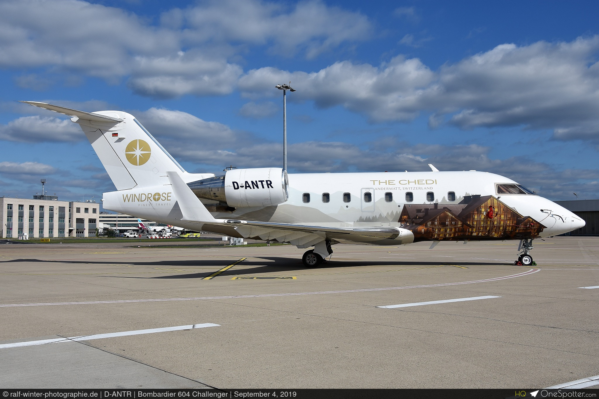 2-NITE Volare Aviation Bombardier 604 Challenger, MSN 5616 | OneSpotter.com